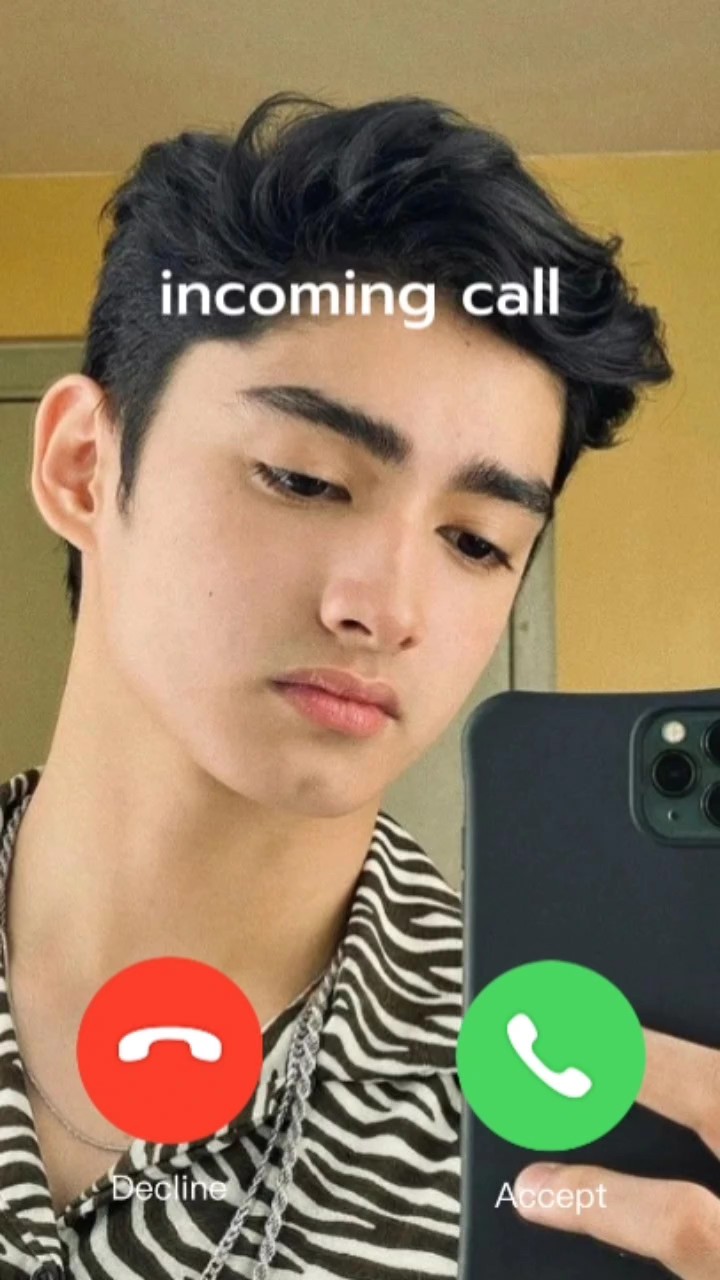 Video Call Interface Screen Template - Pippit