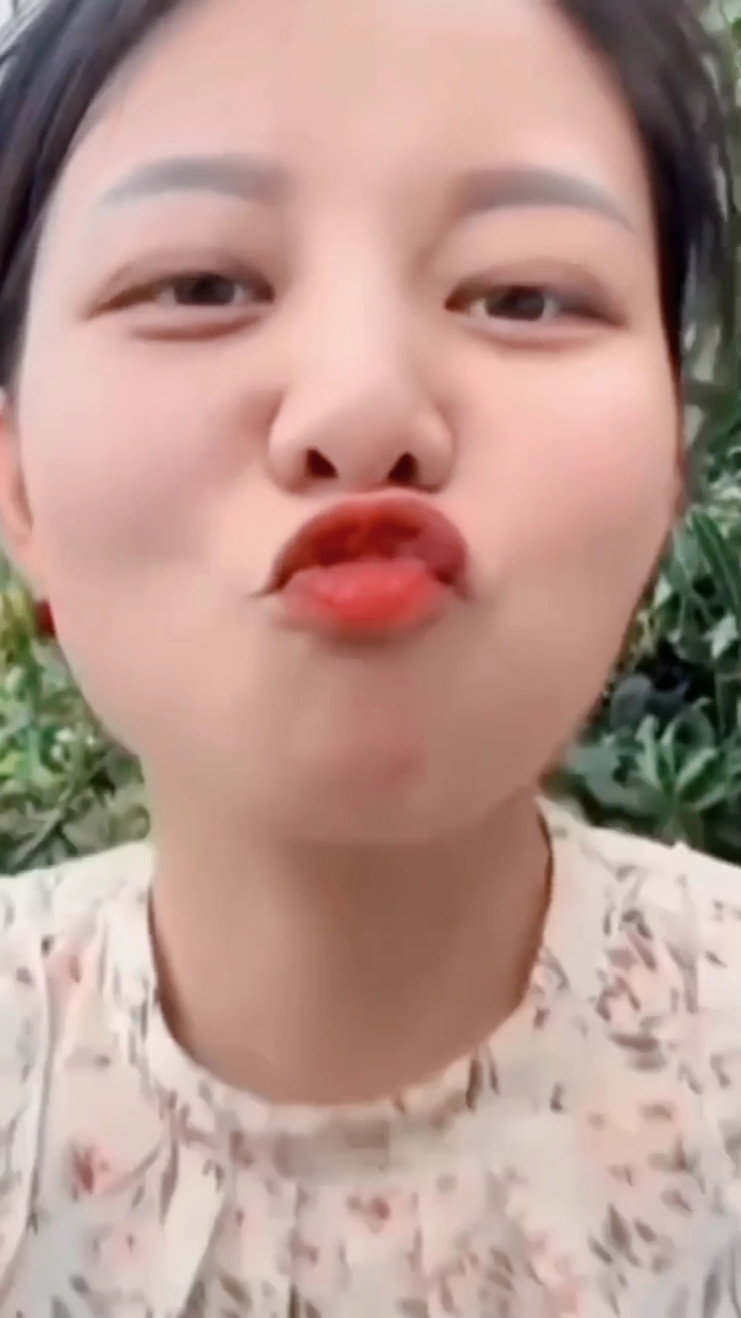 Beso Meme - Pippit