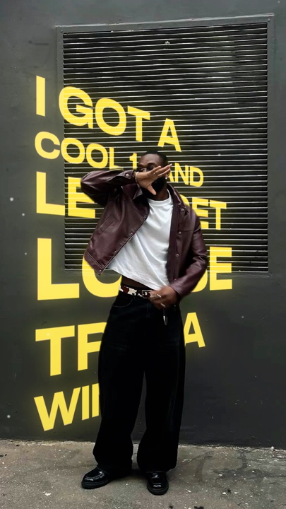 1 Picture Cool Templates Sitting - Pippit