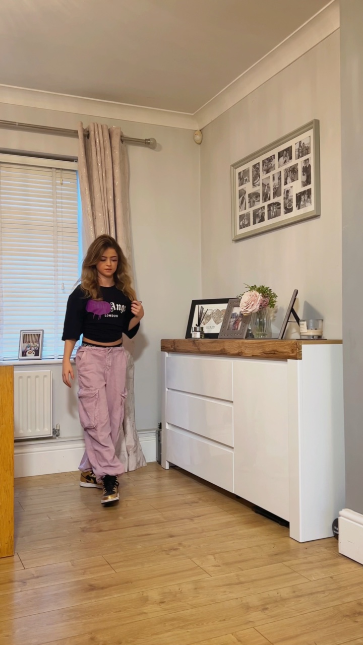 Clothes Toss Transition - Pippit